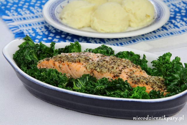 Łosoś pieczony w folii z ziołami - Niecodziennik Pary